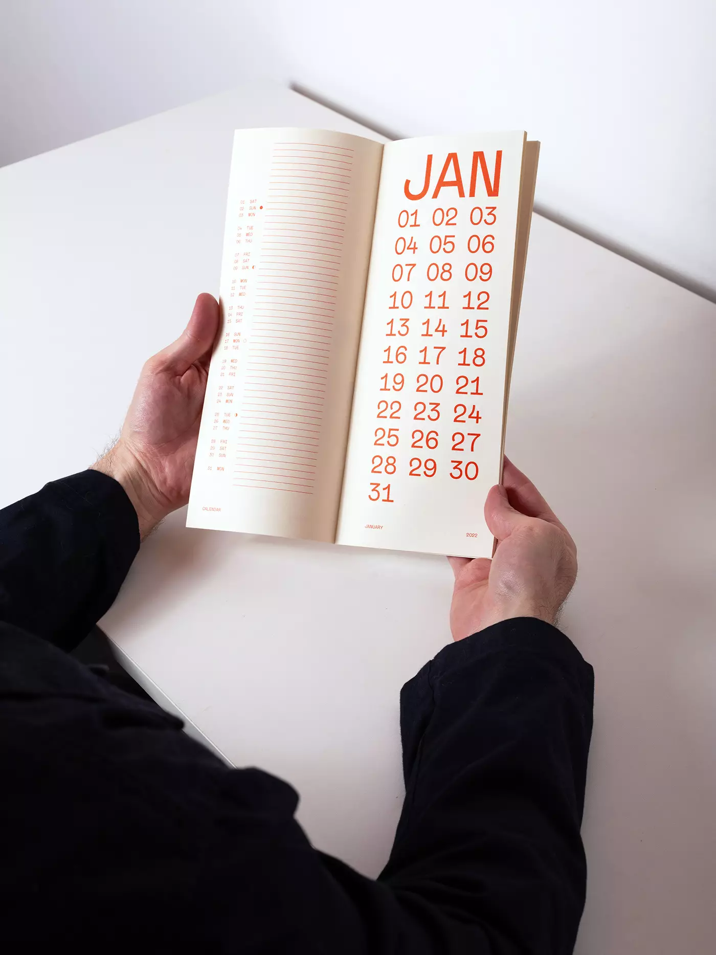 Hom Hnub Tuesday: 2022 Typographic Calendar Blends Typography thiab Time Exceptionally 857_1