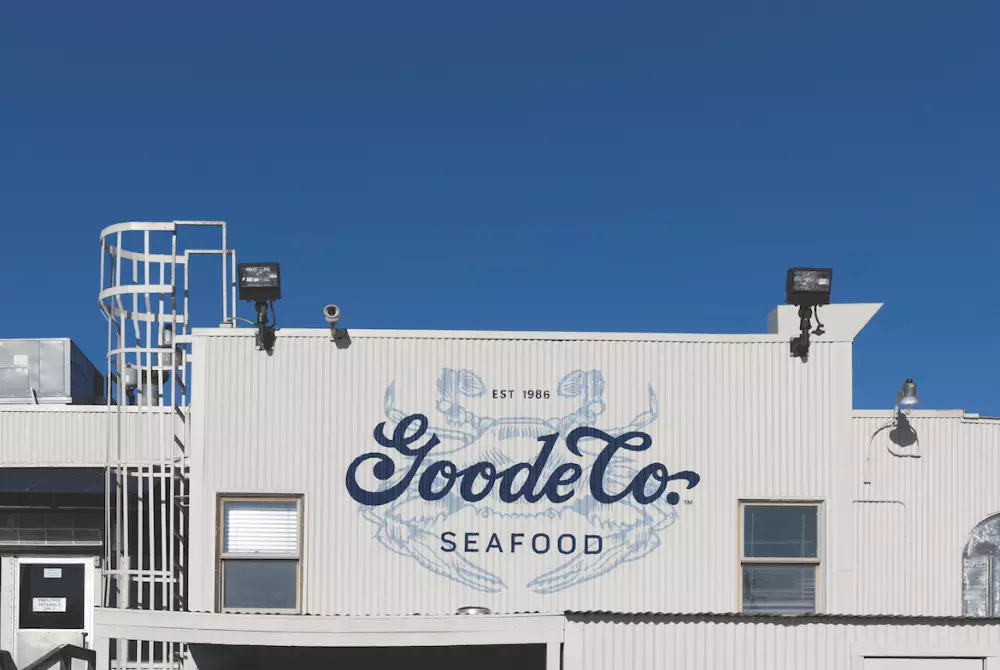 Goode Company Seafood // პრინციპი, ჰიუსტონი; www.designbyprinciple.com: ალისონ ლაკი (კრეატიული დირექტორი/ხელოვნების ხელმძღვანელი), ნადია უსმანი, რეიჩელ როტბერგი (დიზაინერები), მაიკ გილორი (ილუსტრატორი), ერინ ო’კონორი (მწერალი); Goode Company რესტორნები (კლიენტი)