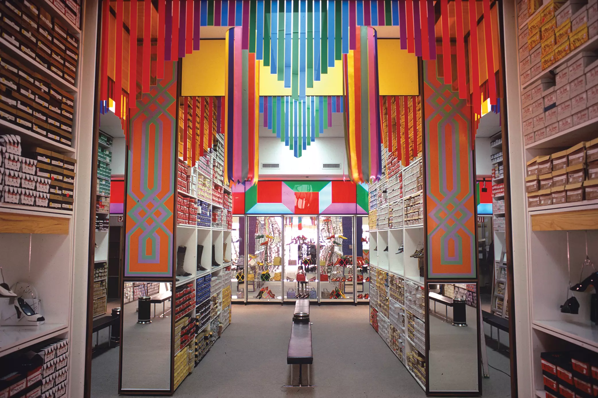 Bahagian dalam kedai Kasut Standard Los Angeles Deborah Sussman direka dengan kerjasama arkitek Bernard Summerman. Sussman/Prejza